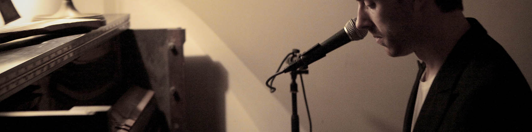 Male Piano Singers for hire in London & UK | Musicians Inc.